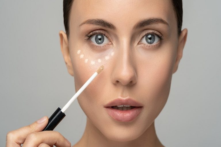 Học Makeup Cá Nhân Cần Mua Những Gì? Những Sản Phẩm Cần Thiết Nhất