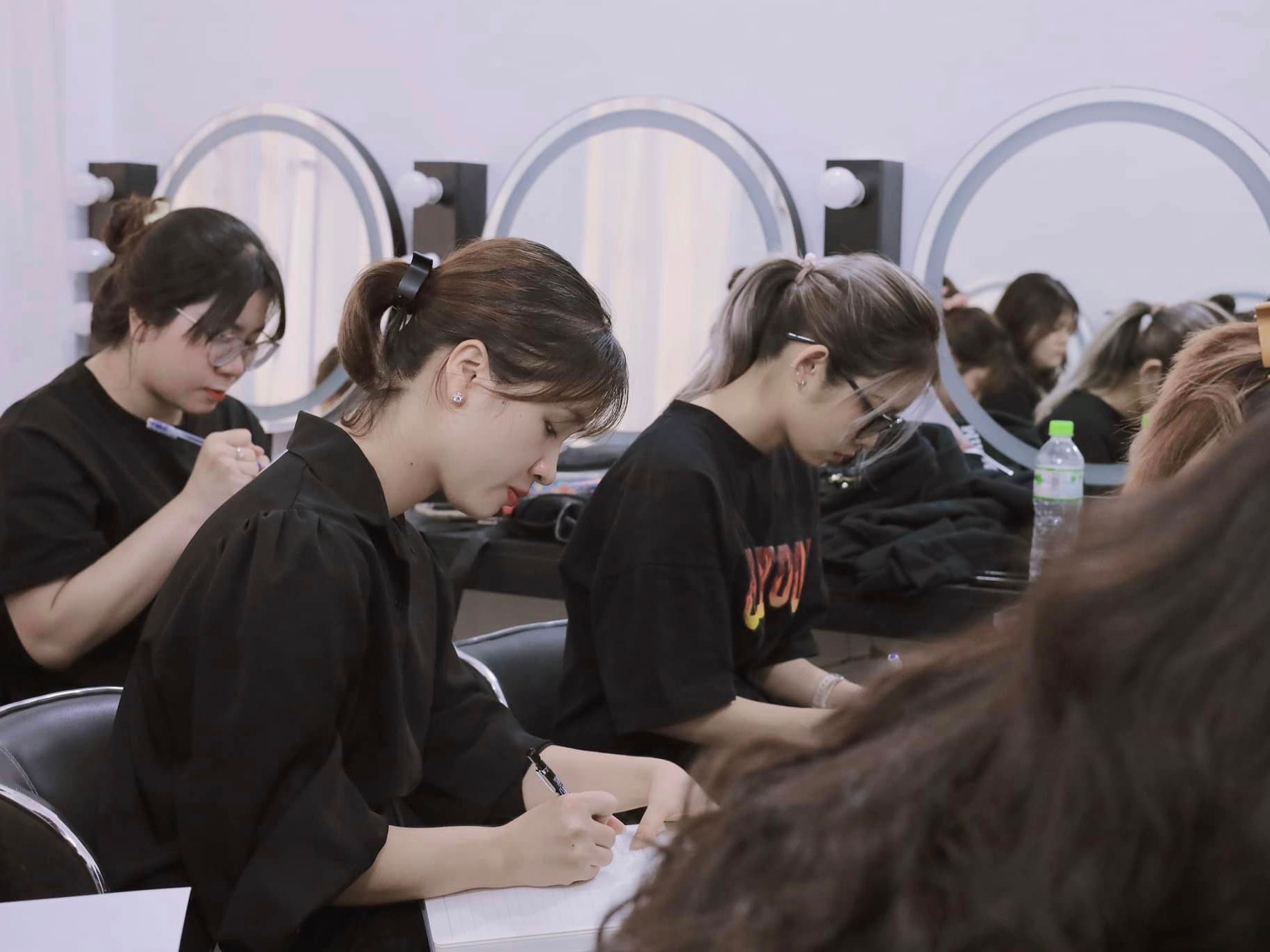 Học Makeup Cá Nhân Cần Mua Những Gì? Những Sản Phẩm Cần Thiết Nhất